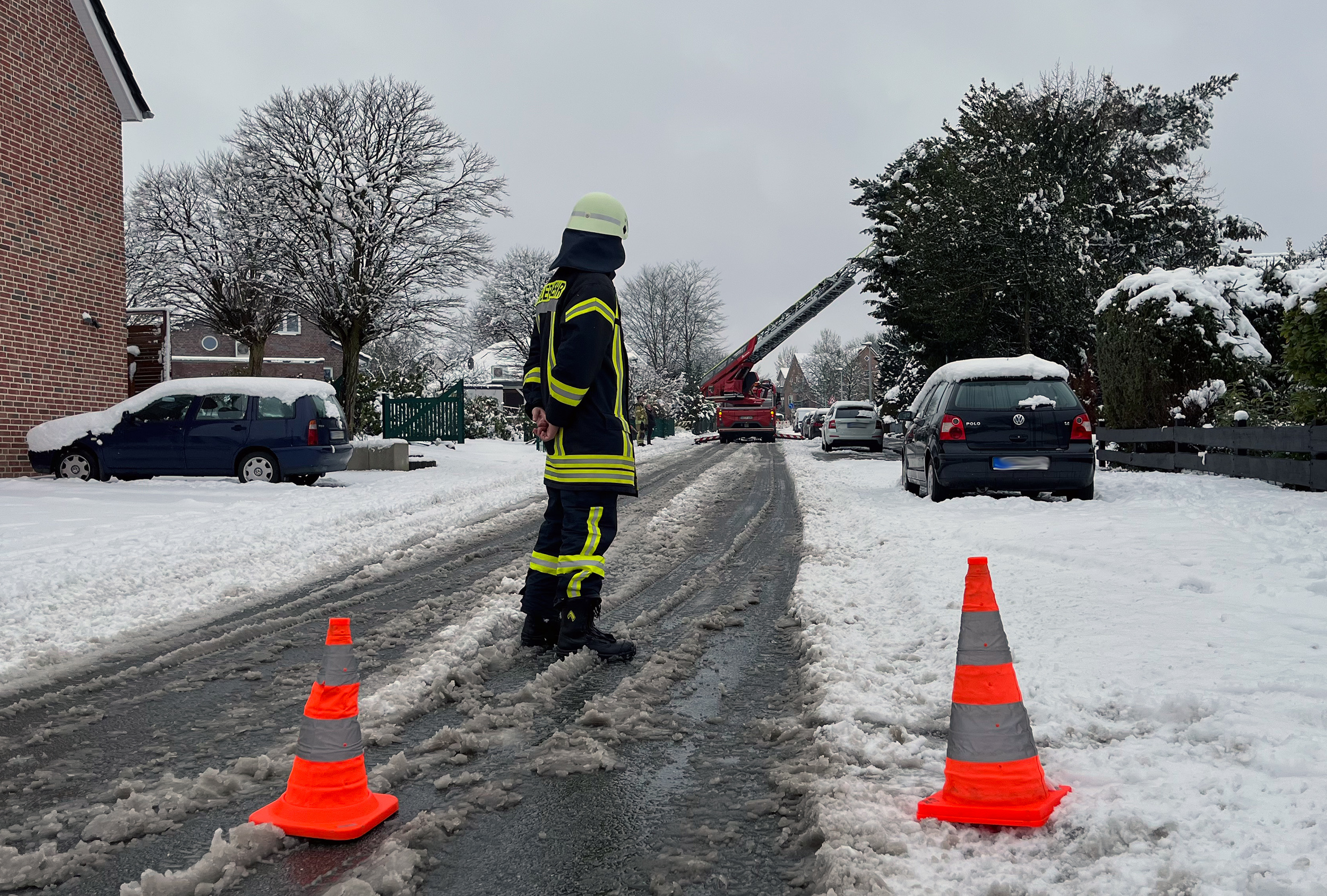 Ast droht zu fallen - Freiwillige Feuerwehr Osterholz-Scharmbeck